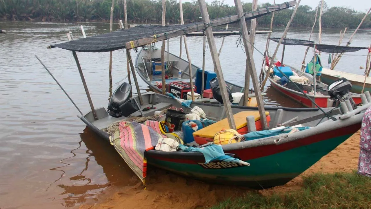 Nelayan maut dua bot bertembung di muara sungai | Awani